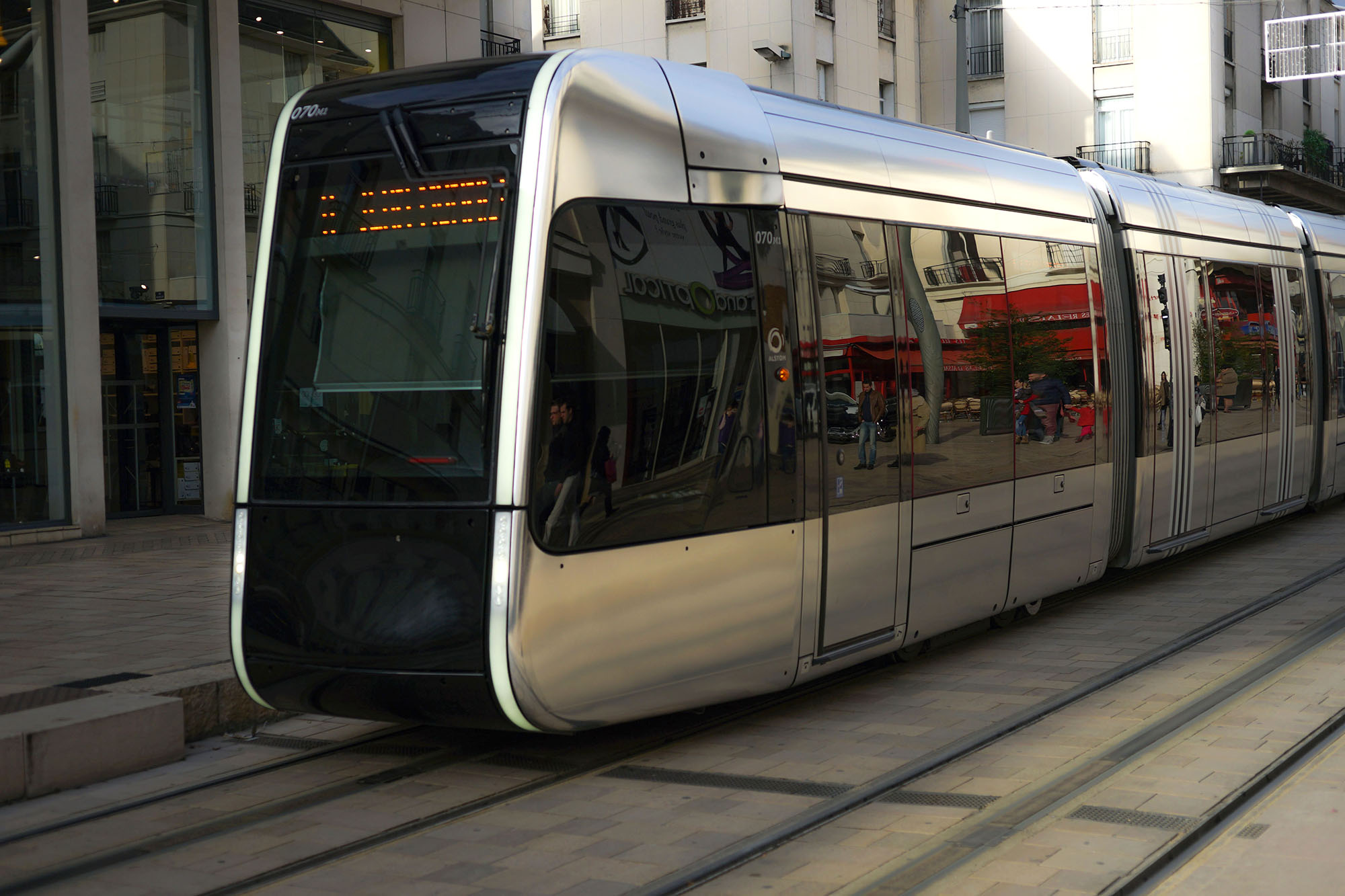 Un nouveau tramway plus, plus, plus… Plus beau, plus efficace, plus ...